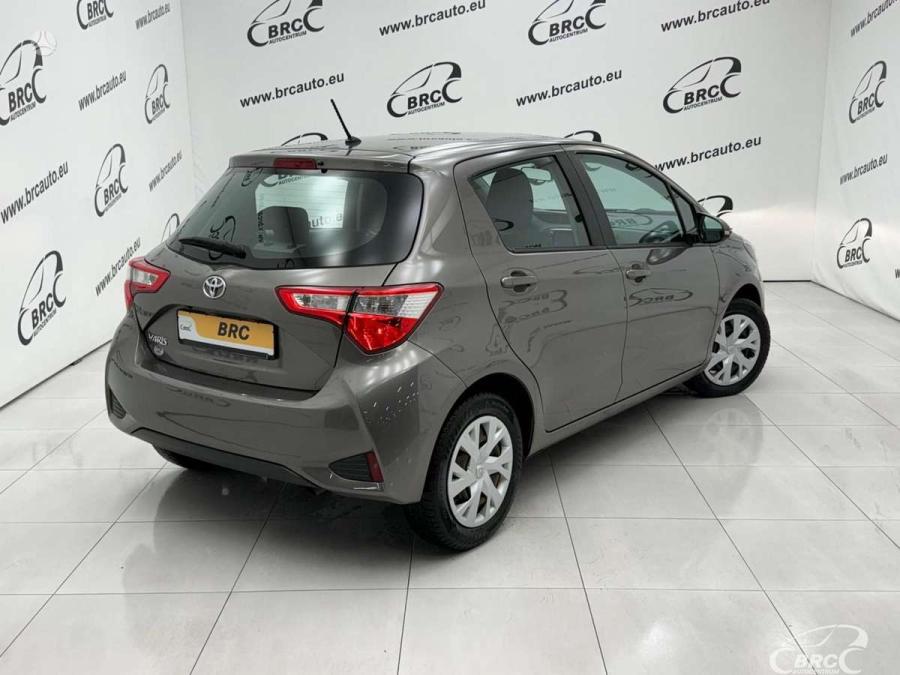 Grey Toyota Yaris 2020 in Vilnius, with an engine capacity of 1.50 L and mileage of 176 thousand km for 11450 €, photo 3 on AUTOMOTO.COM.LV