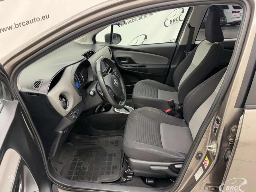 Grey Toyota Yaris 2020 in Vilnius, with an engine capacity of 1.50 L and mileage of 176 thousand km for 11450 €, photo 8 on AUTOMOTO.COM.LV