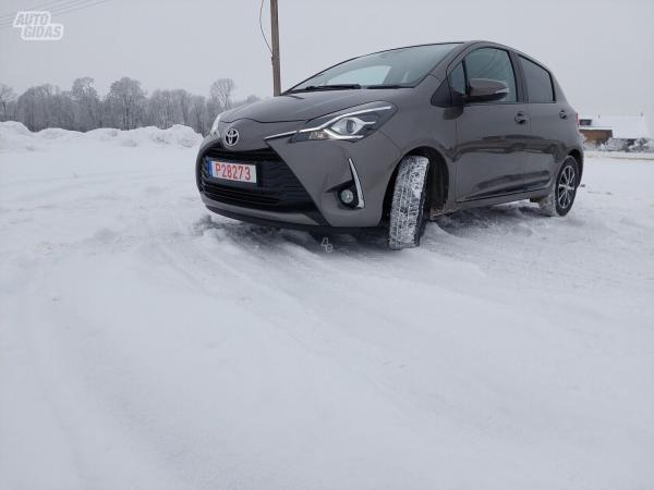 Pelēks Toyota Yaris 2020 Kauņa, ar dzinēja tilpumu 1.00 L un nobraukumu 81 tūkst. km par 9300 €, foto 1 vietnē AUTOMOTO.COM.LV