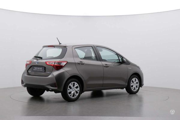 Grey Toyota Yaris 2020 in Vilnius, with an engine capacity of 1.50 L and mileage of 75 thousand km for 14900 €, photo 3 on AUTOMOTO.COM.LV
