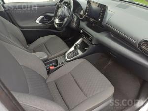 Grey Toyota Yaris 2020 in Riga, with an engine capacity of 1.50 L and mileage of 253 thousand km for 9990 €, photo 7 on AUTOMOTO.COM.LV