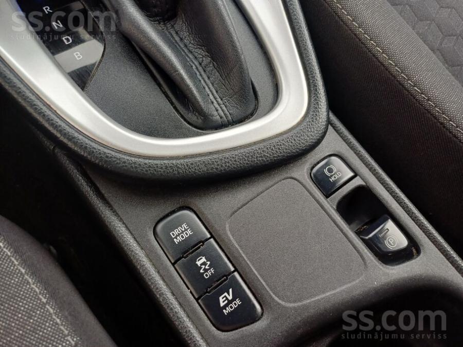 Grey Toyota Yaris 2020 in Riga, with an engine capacity of 1.50 L and mileage of 253 thousand km for 9990 €, photo 15 on AUTOMOTO.COM.LV