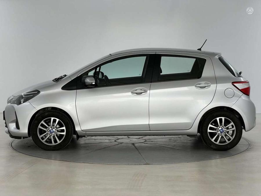 Grey Toyota Yaris 2020 in Vilnius, with an engine capacity of 1.50 L and mileage of 169 thousand km for 9900 €, photo 4 on AUTOMOTO.COM.LV