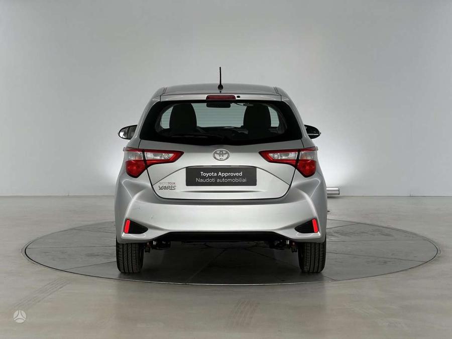 Grey Toyota Yaris 2020 in Vilnius, with an engine capacity of 1.50 L and mileage of 169 thousand km for 9900 €, photo 5 on AUTOMOTO.COM.LV