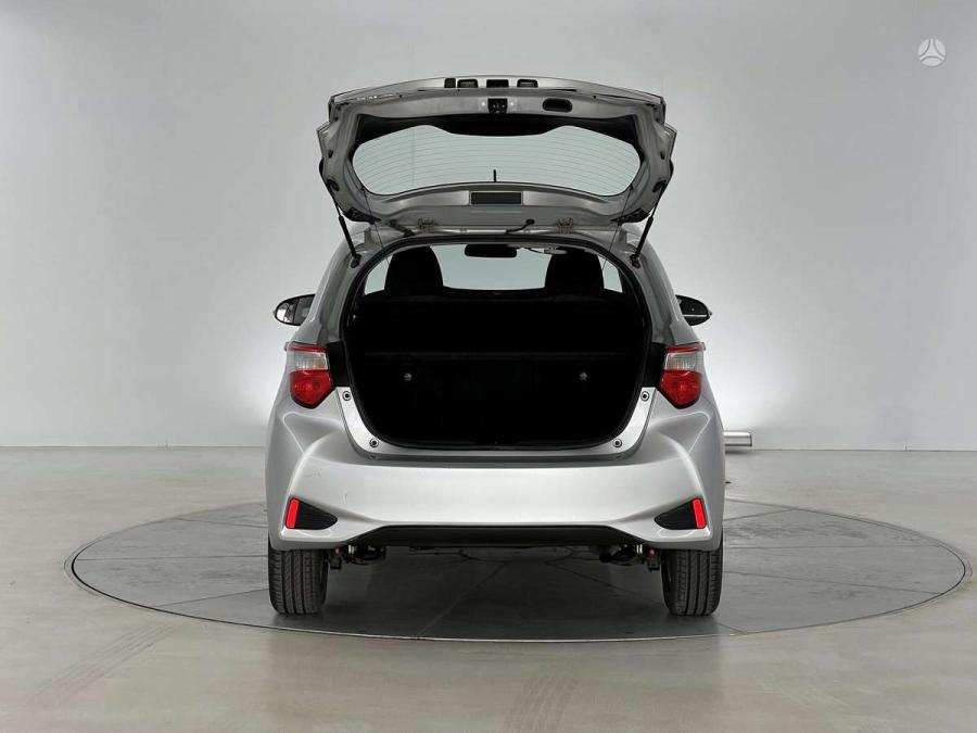 Grey Toyota Yaris 2020 in Vilnius, with an engine capacity of 1.50 L and mileage of 169 thousand km for 9900 €, photo 11 on AUTOMOTO.COM.LV
