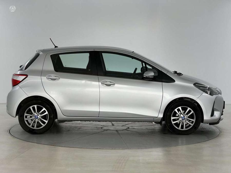 Grey Toyota Yaris 2020 in Vilnius, with an engine capacity of 1.50 L and mileage of 169 thousand km for 9900 €, photo 17 on AUTOMOTO.COM.LV