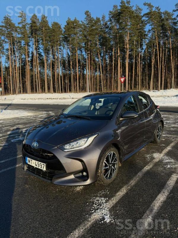 Grey Toyota Yaris 2021 in Riga, with an engine capacity of 1.50 L and mileage of 66 thousand km for 15500 €, photo 4 on AUTOMOTO.COM.LV