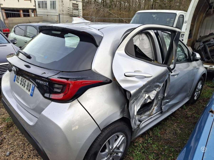 Grey Toyota Yaris 2021 in Taurage, with an engine capacity of 1.49 L and mileage of 45 thousand km for 7900 €, photo 5 on AUTOMOTO.COM.LV