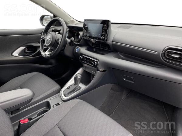 Grey Toyota Yaris 2021 in Riga, with an engine capacity of 1.50 L and mileage of 91 thousand km for 16990 €, photo 6 on AUTOMOTO.COM.LV