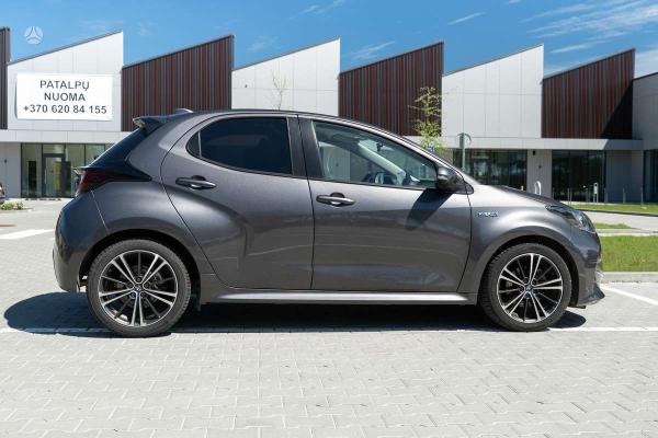 Grey Toyota Yaris 2021 in Vilnius, with an engine capacity of 1.49 L and mileage of 71 thousand km for 14500 €, photo 2 on AUTOMOTO.COM.LV