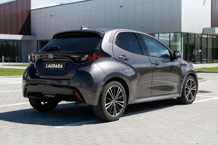 Grey Toyota Yaris 2021 in Vilnius, with an engine capacity of 1.49 L and mileage of 71 thousand km for 14500 €, photo 4 on AUTOMOTO.COM.LV