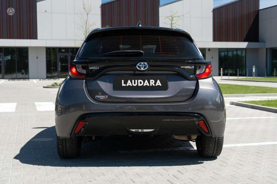 Grey Toyota Yaris 2021 in Vilnius, with an engine capacity of 1.49 L and mileage of 71 thousand km for 14500 €, photo 5 on AUTOMOTO.COM.LV