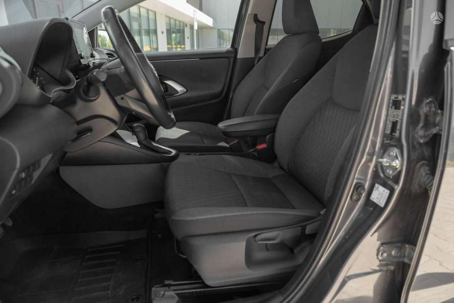Grey Toyota Yaris 2021 in Vilnius, with an engine capacity of 1.49 L and mileage of 71 thousand km for 14500 €, photo 11 on AUTOMOTO.COM.LV