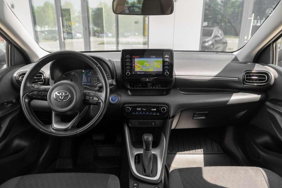 Grey Toyota Yaris 2021 in Vilnius, with an engine capacity of 1.49 L and mileage of 71 thousand km for 14500 €, photo 12 on AUTOMOTO.COM.LV