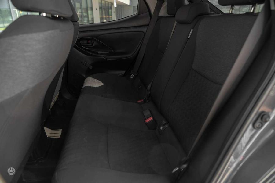 Grey Toyota Yaris 2021 in Vilnius, with an engine capacity of 1.49 L and mileage of 71 thousand km for 14500 €, photo 13 on AUTOMOTO.COM.LV