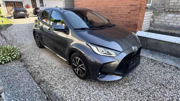 Grey Toyota Yaris 2021 in Taurage, with an engine capacity of 1.50 L and mileage of 94 thousand km for 9700 €, photo 1 on AUTOMOTO.COM.LV