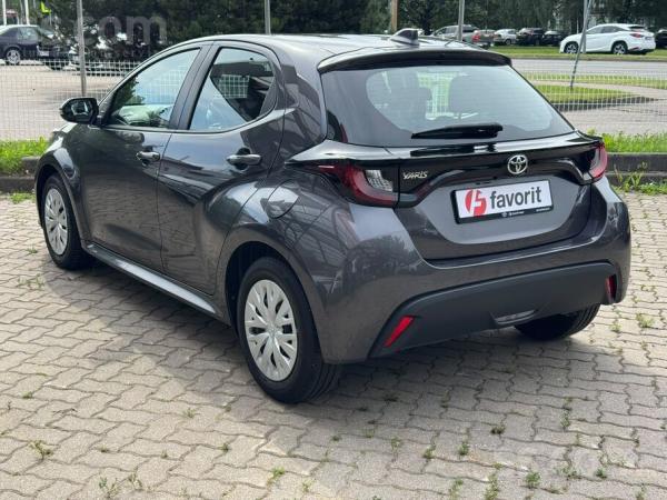 Grey Toyota Yaris 2021 in Riga, with an engine capacity of 1.50 L and mileage of 99 thousand km for 12850 €, photo 3 on AUTOMOTO.COM.LV