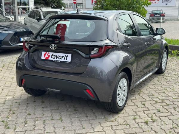 Grey Toyota Yaris 2021 in Riga, with an engine capacity of 1.50 L and mileage of 99 thousand km for 12850 €, photo 4 on AUTOMOTO.COM.LV