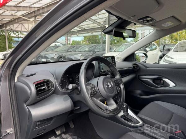 Grey Toyota Yaris 2021 in Riga, with an engine capacity of 1.50 L and mileage of 99 thousand km for 12850 €, photo 5 on AUTOMOTO.COM.LV