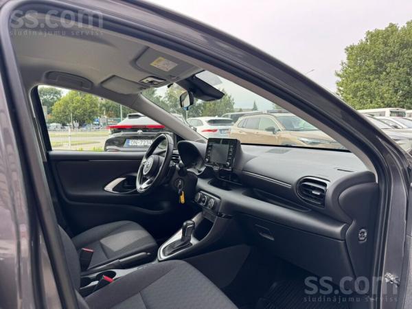 Grey Toyota Yaris 2021 in Riga, with an engine capacity of 1.50 L and mileage of 99 thousand km for 12850 €, photo 6 on AUTOMOTO.COM.LV