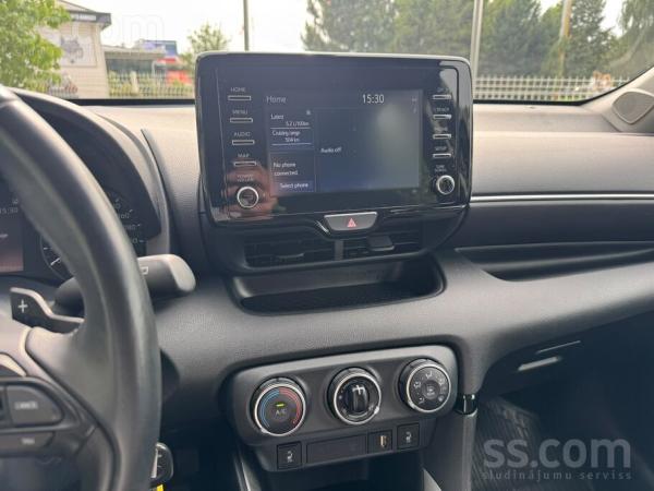 Grey Toyota Yaris 2021 in Riga, with an engine capacity of 1.50 L and mileage of 99 thousand km for 12850 €, photo 10 on AUTOMOTO.COM.LV