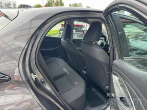 Pelēks Toyota Yaris 2021 Rīga, ar dzinēja tilpumu 1.50 L un nobraukumu 99 tūkst. km par 12850 €, foto 8 vietnē AUTOMOTO.COM.LV