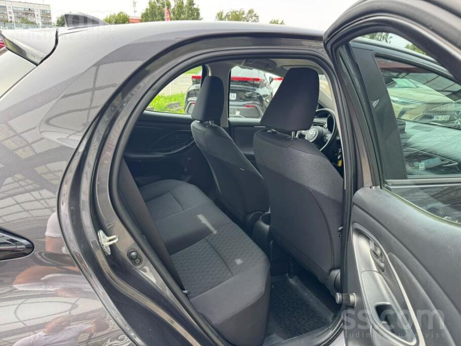 Pelēks Toyota Yaris 2021 Rīga, ar dzinēja tilpumu 1.50 L un nobraukumu 99 tūkst. km par 12850 €, foto 8 vietnē AUTOMOTO.COM.LV
