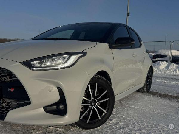 Pelēks Toyota Yaris 2022 Viļņa, ar dzinēja tilpumu 1.49 L un nobraukumu 16 tūkst. km par 18690 €, foto 5 vietnē AUTOMOTO.COM.LV