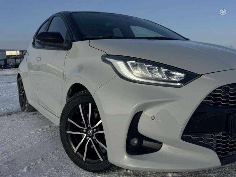 Pelēks Toyota Yaris 2022 Viļņa, ar dzinēja tilpumu 1.49 L un nobraukumu 16 tūkst. km par 18690 €, foto 8 vietnē AUTOMOTO.COM.LV