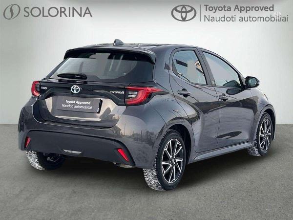 Pelēks Toyota Yaris 2022 Klaipėda, ar dzinēja tilpumu 1.49 L un nobraukumu 15 tūkst. km par 18990 €, foto 2 vietnē AUTOMOTO.COM.LV
