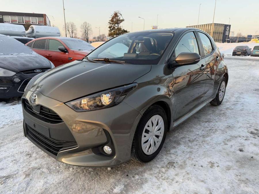 Pelēks Toyota Yaris 2022 Klaipėda, ar dzinēja tilpumu 1.00 L un nobraukumu 101 tūkst. km par 11800 €, foto 1 vietnē AUTOMOTO.COM.LV