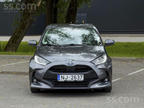 Pelēks Toyota Yaris 2022 Rīga, ar dzinēja tilpumu 1.50 L un nobraukumu 72 tūkst. km par 13500 €, foto 2 vietnē AUTOMOTO.COM.LV