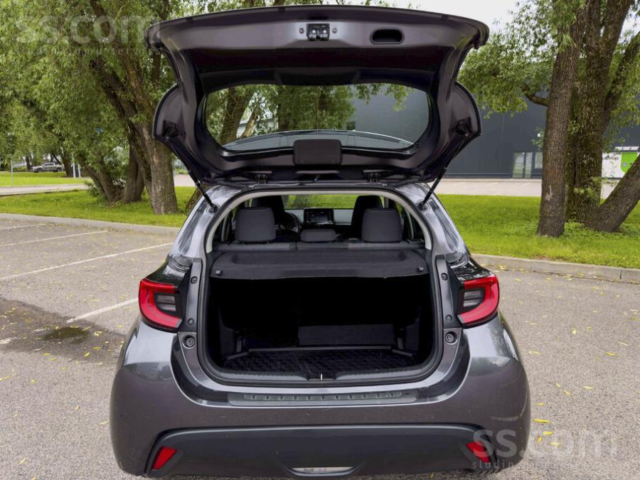 Pelēks Toyota Yaris 2022 Rīga, ar dzinēja tilpumu 1.50 L un nobraukumu 72 tūkst. km par 13500 €, foto 10 vietnē AUTOMOTO.COM.LV