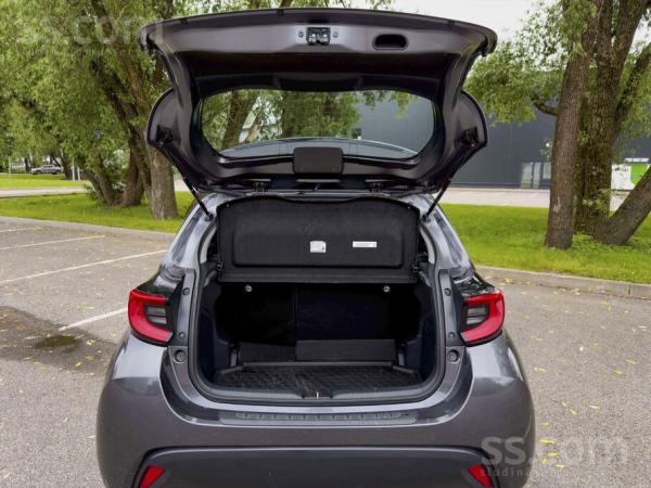Pelēks Toyota Yaris 2022 Rīga, ar dzinēja tilpumu 1.50 L un nobraukumu 72 tūkst. km par 13500 €, foto 10 vietnē AUTOMOTO.COM.LV