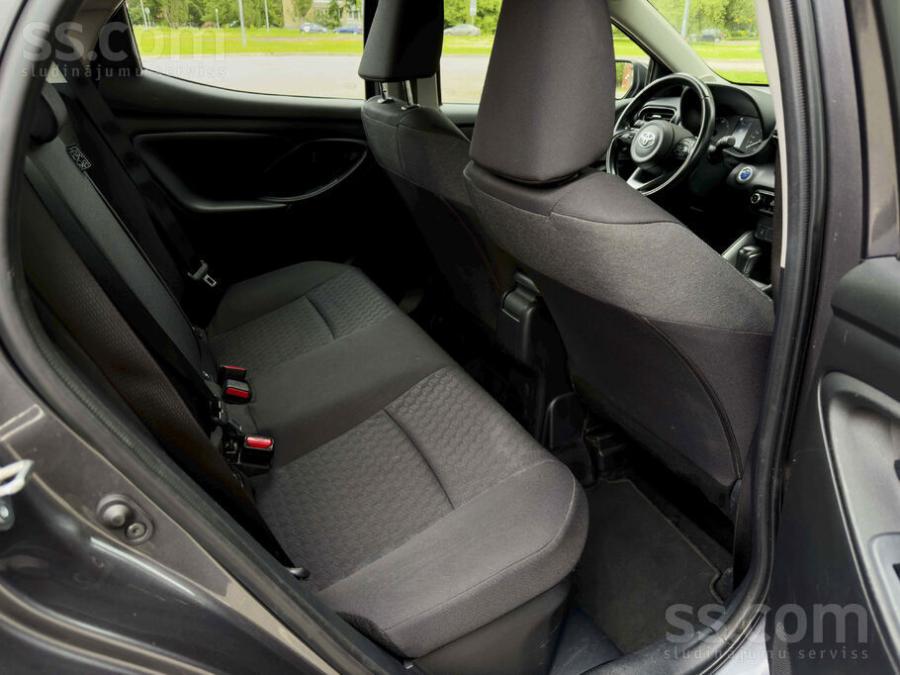 Pelēks Toyota Yaris 2022 Rīga, ar dzinēja tilpumu 1.50 L un nobraukumu 72 tūkst. km par 13500 €, foto 14 vietnē AUTOMOTO.COM.LV