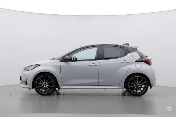 Grey Toyota Yaris 2022 in Vilnius, with an engine capacity of 1.49 L and mileage of 42 thousand km for 21900 €, photo 4 on AUTOMOTO.COM.LV