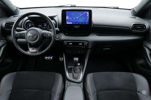 Grey Toyota Yaris 2022 in Vilnius, with an engine capacity of 1.49 L and mileage of 42 thousand km for 21900 €, photo 7 on AUTOMOTO.COM.LV