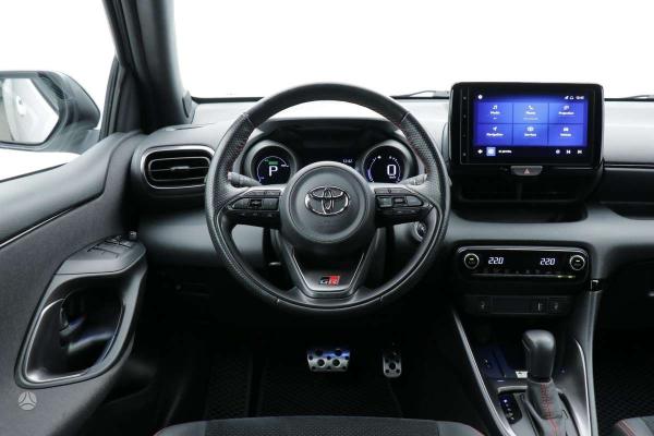 Grey Toyota Yaris 2022 in Vilnius, with an engine capacity of 1.49 L and mileage of 42 thousand km for 21900 €, photo 8 on AUTOMOTO.COM.LV