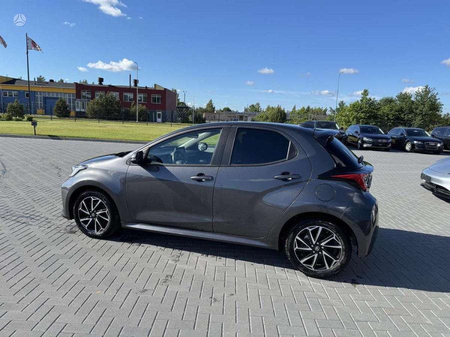 Pelēks Toyota Yaris 2022 Telšiai, ar dzinēja tilpumu 1.49 L un nobraukumu 85 tūkst. km par 14999 €, foto 4 vietnē AUTOMOTO.COM.LV