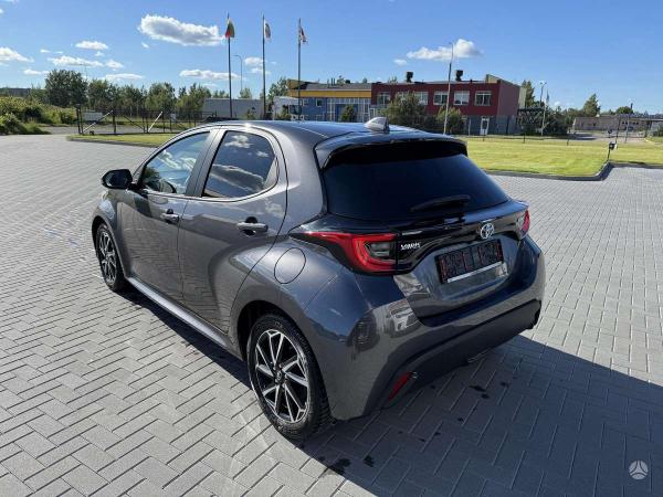 Grey Toyota Yaris 2022 in Telschi, with an engine capacity of 1.49 L and mileage of 85 thousand km for 14999 €, photo 4 on AUTOMOTO.COM.LV