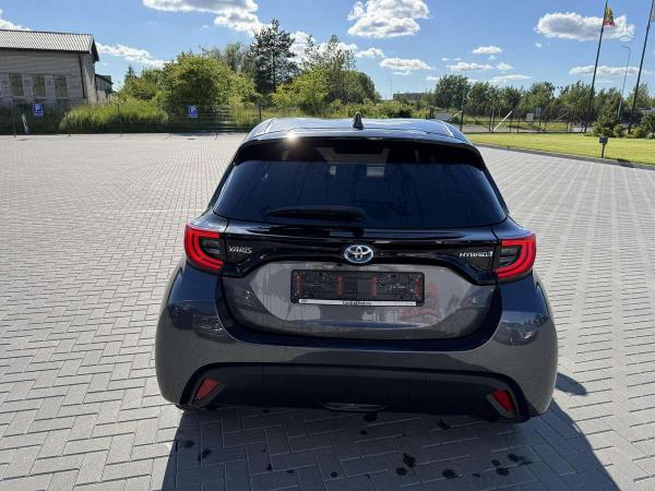 Grey Toyota Yaris 2022 in Telschi, with an engine capacity of 1.49 L and mileage of 85 thousand km for 14999 €, photo 5 on AUTOMOTO.COM.LV