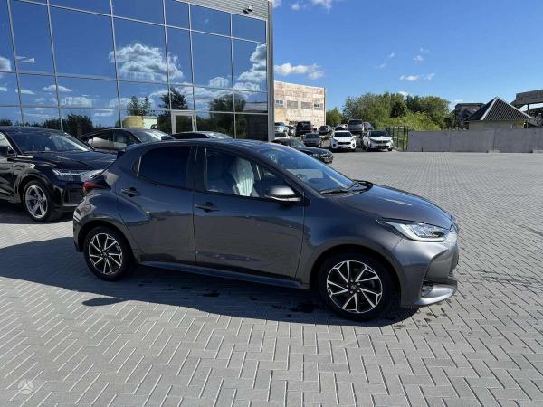 Grey Toyota Yaris 2022 in Telschi, with an engine capacity of 1.49 L and mileage of 85 thousand km for 14999 €, photo 8 on AUTOMOTO.COM.LV