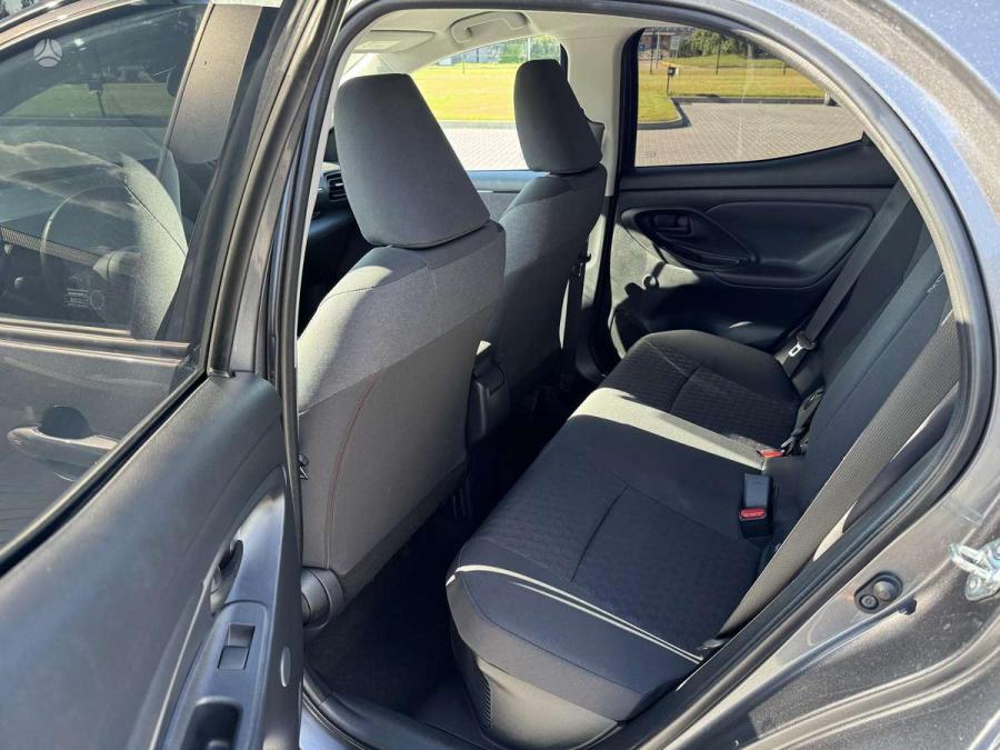 Pelēks Toyota Yaris 2022 Telšiai, ar dzinēja tilpumu 1.49 L un nobraukumu 85 tūkst. km par 14999 €, foto 18 vietnē AUTOMOTO.COM.LV