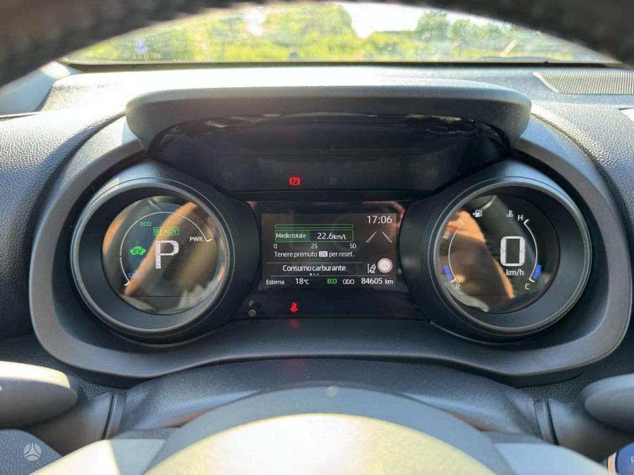 Pelēks Toyota Yaris 2022 Telšiai, ar dzinēja tilpumu 1.49 L un nobraukumu 85 tūkst. km par 14999 €, foto 24 vietnē AUTOMOTO.COM.LV
