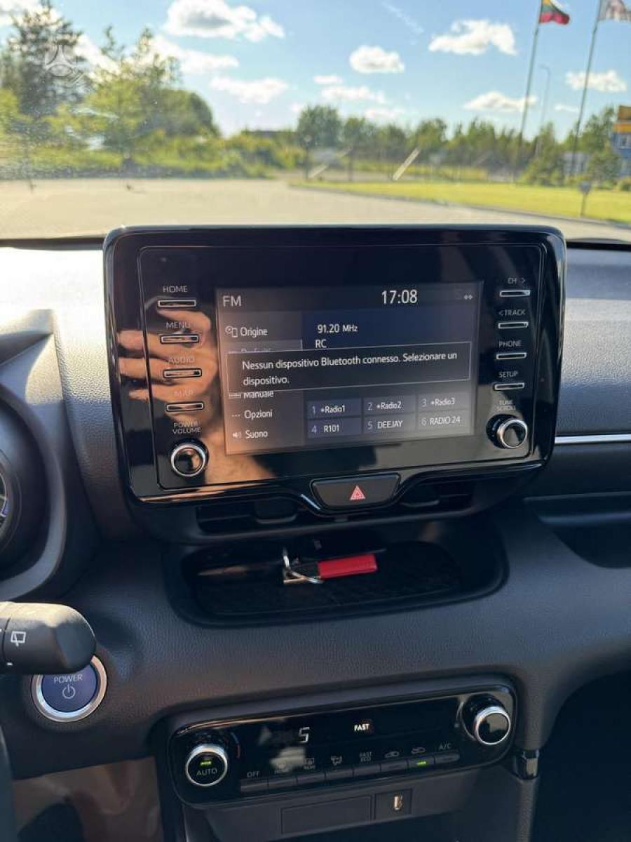 Pelēks Toyota Yaris 2022 Telšiai, ar dzinēja tilpumu 1.49 L un nobraukumu 85 tūkst. km par 14999 €, foto 31 vietnē AUTOMOTO.COM.LV