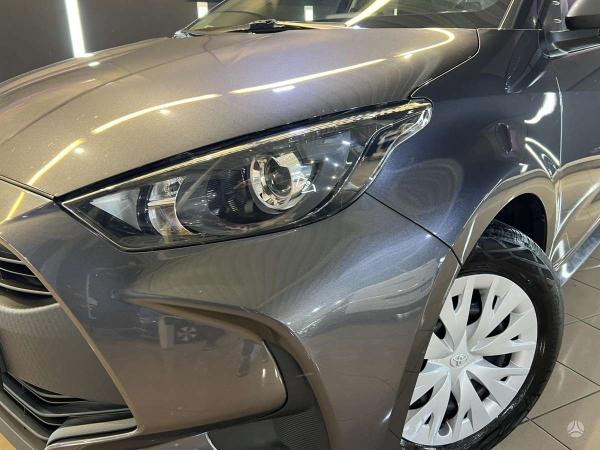 Grey Toyota Yaris 2022 in Vilnius, with an engine capacity of 1.50 L and mileage of 120 thousand km for 13500 €, photo 3 on AUTOMOTO.COM.LV