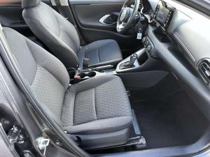 Pelēks Toyota Yaris 2022 Viļņa, ar dzinēja tilpumu 1.50 L un nobraukumu 120 tūkst. km par 13500 €, foto 6 vietnē AUTOMOTO.COM.LV