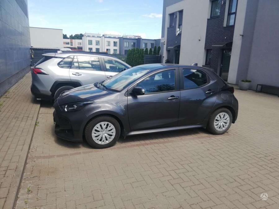 Grey Toyota Yaris 2022 in Vilnius, with an engine capacity of 1.49 L and mileage of 113 thousand km for 8999 €, photo 1 on AUTOMOTO.COM.LV