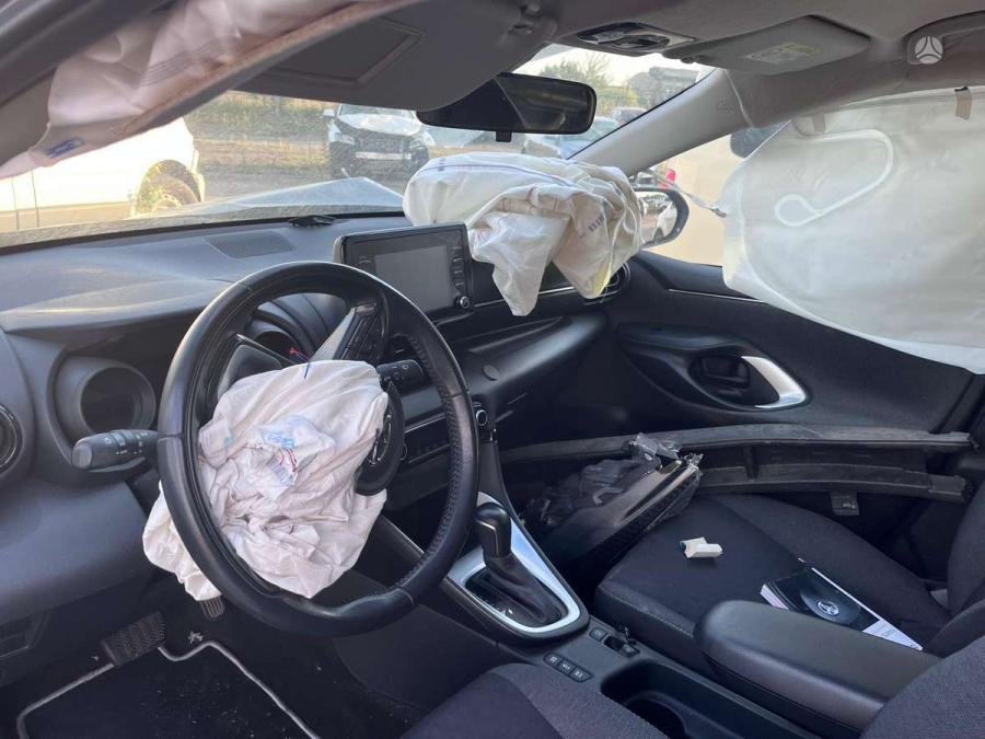 Grey Toyota Yaris 2022 in Panevezys, with an engine capacity of 1.49 L and mileage of 72 thousand km for 6200 €, photo 7 on AUTOMOTO.COM.LV