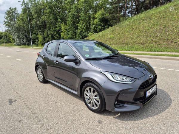 Pelēks Toyota Yaris 2022 Viļņa, ar dzinēja tilpumu 1.49 L un nobraukumu 32 tūkst. km par 16500 €, foto 3 vietnē AUTOMOTO.COM.LV